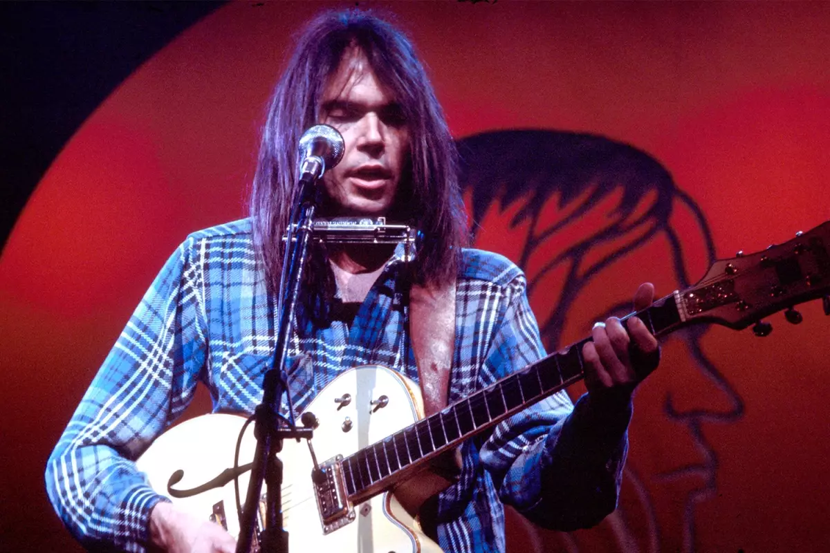 អាល់ប៊ុម "Homegrown" របស់ Neil Young ត្រូវបានចាក់ផ្សាយ