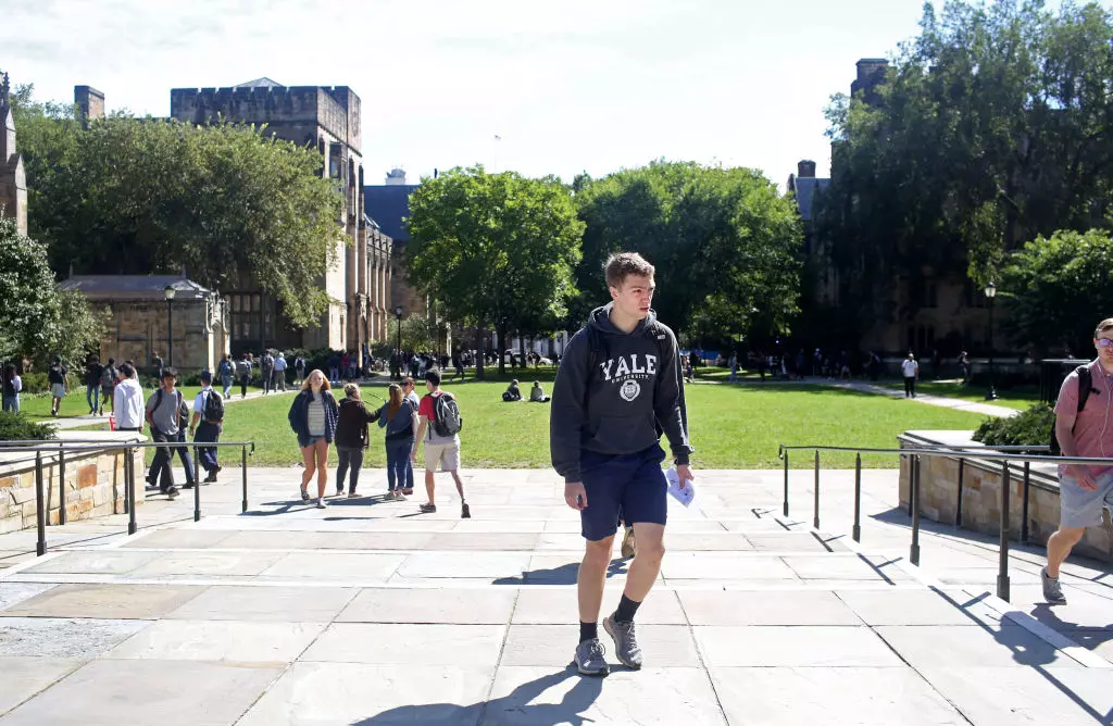 Mahasiswa berjalan melalui kampus Universitas Yale (Foto oleh Yana Paskova/Getty Images)