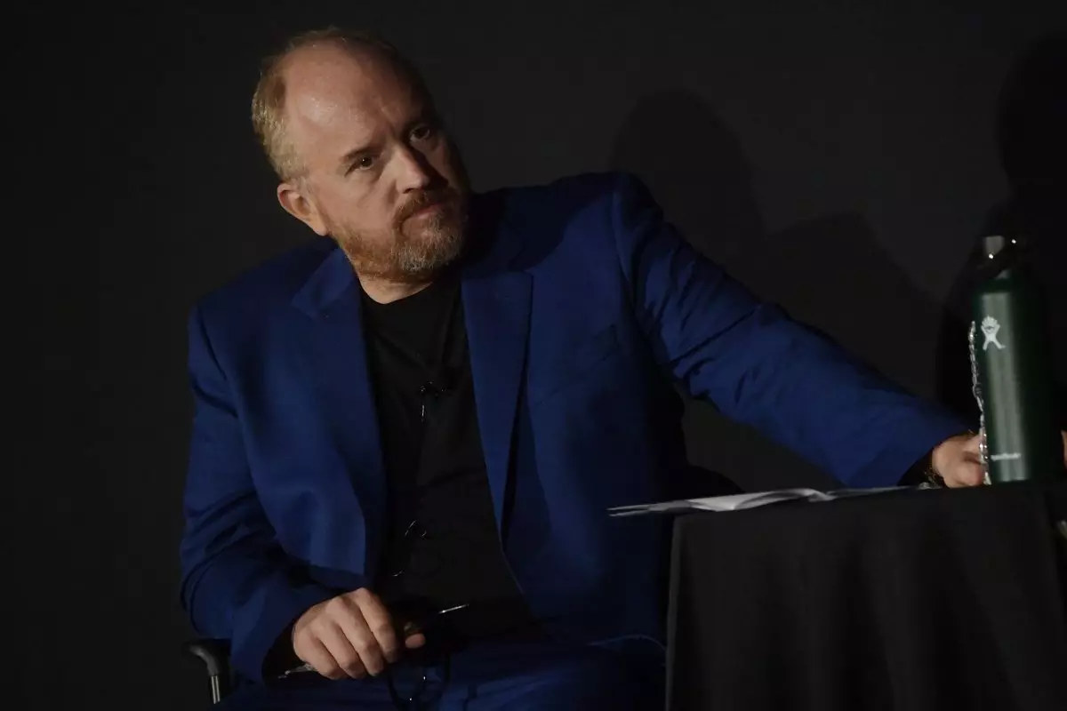 Louis C.K.s sarkastisches „SORRY“-Schild ist ein Versuch, die einzigen Menschen vor Gericht zu stellen, die noch Geld zahlen, um ihn zu sehen