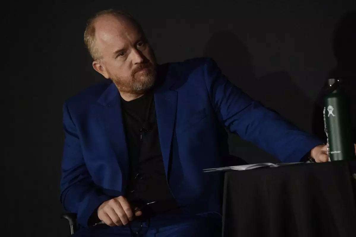 Louis CK begon zijn nieuwe comedytour met een sarcastische, toondove verontschuldiging. Hier afgebeeld, Louis C.K. woont Tribeca TV Festival's sneak peek van Better Things bij in Cinepolis Chelsea op 22 september 2017 in New York City.