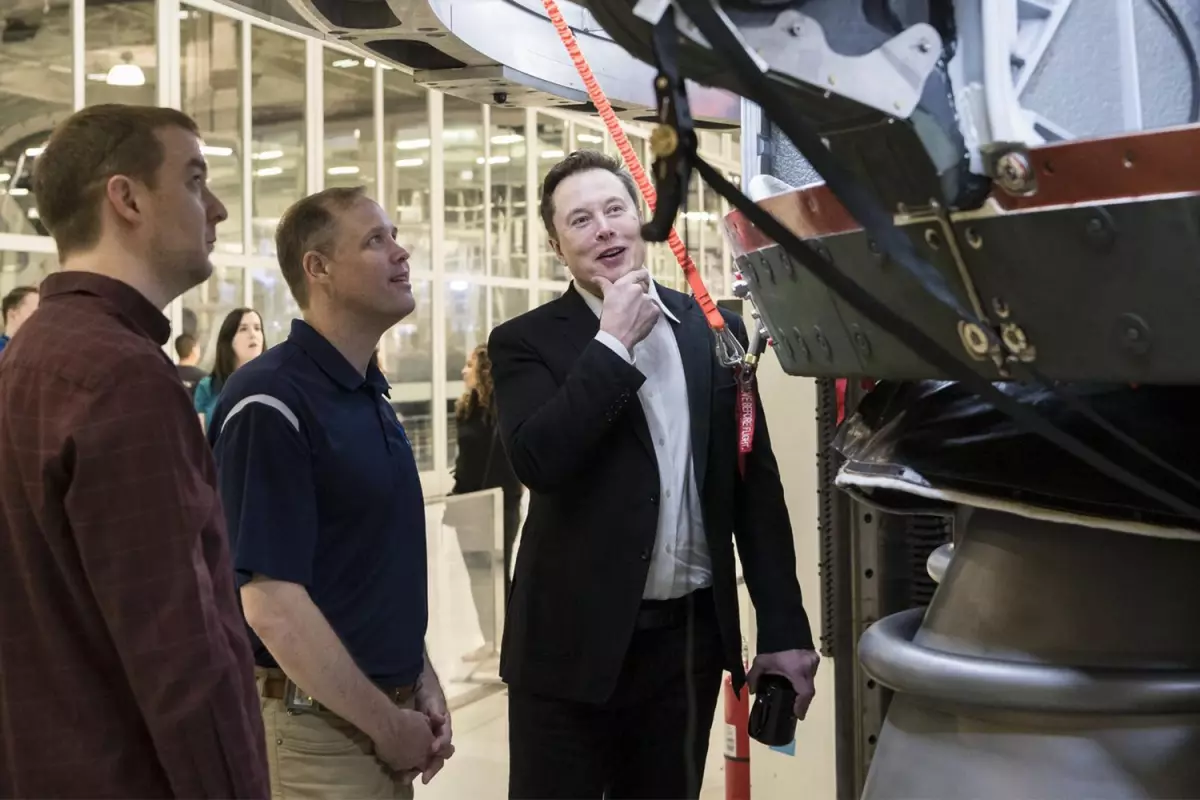 Wakil Presiden Teknik Propulsi SpaceX Will Heltsley, Administrator NASA Jim Bridenstine lan CEO SpaceX Elon Musk