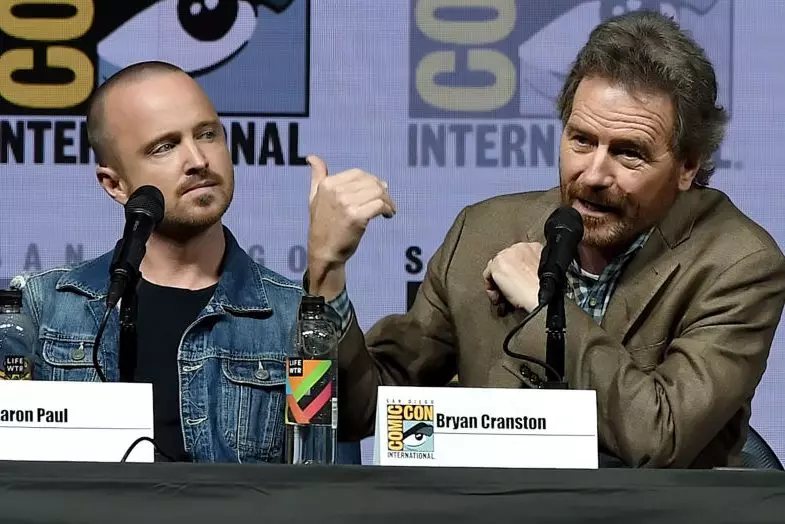 Aaron Paul dan Bryan Cranston berbicara di Comic-Con International 2018. (Kevin Winter/Getty)