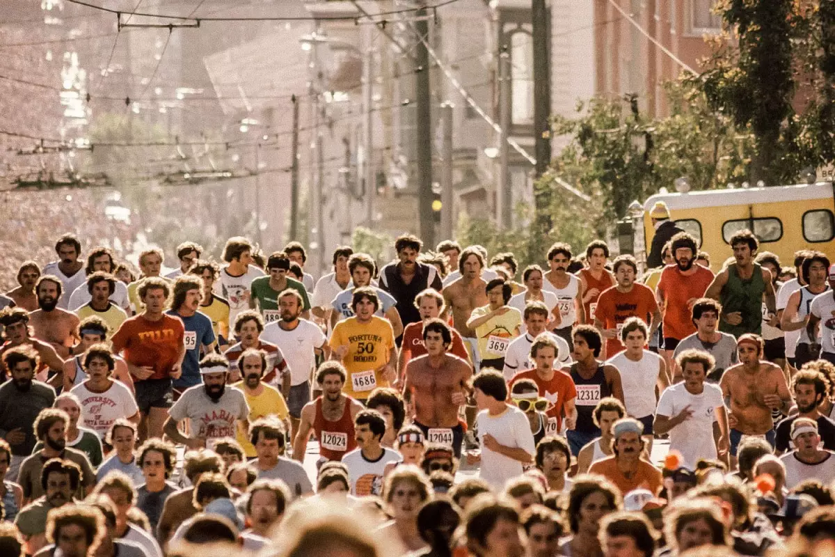 Meri puuvillapukuisia juoksijoita San Franciscon lahdella Breakers 12K, 1980.