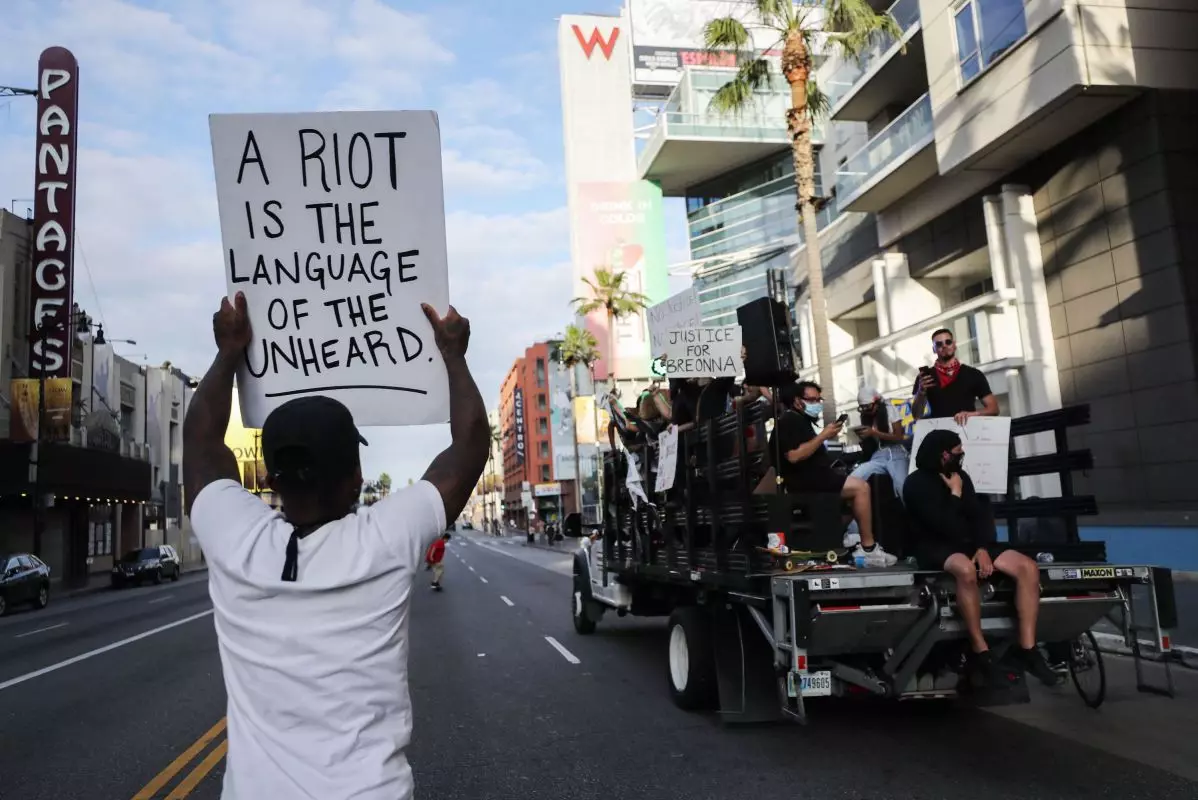 Un hombre protesta por la brutalidad policial en Los Ángeles