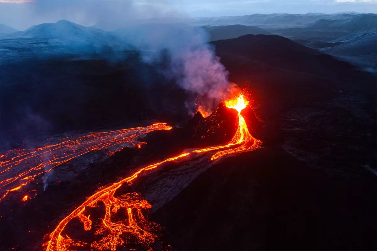 Reykjanes جزیرہ نما پر آتش فشاں پھٹنا