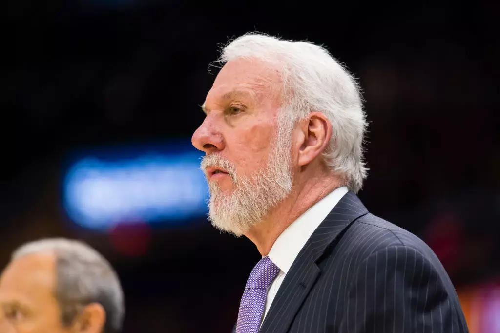 Gregg Popovich oa San Antonio Spurs o shebile libapali tsa hae nakong ea halofo ea pele khahlano le Cleveland Cavaliers ho Quicken Loans Arena ka la 25 Hlakubele 2018 Cleveland, Ohio. (Senepe ka Jason Miller/Getty Images) *** Tlhaloso ea Lehae *** Gregg Popovich