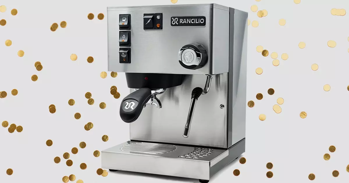 Den italiensktillverkade espressomaskinen Rancilio Silvia, den perfekta semesterpresenten för 2021, på en grå bakgrund med guldglitter