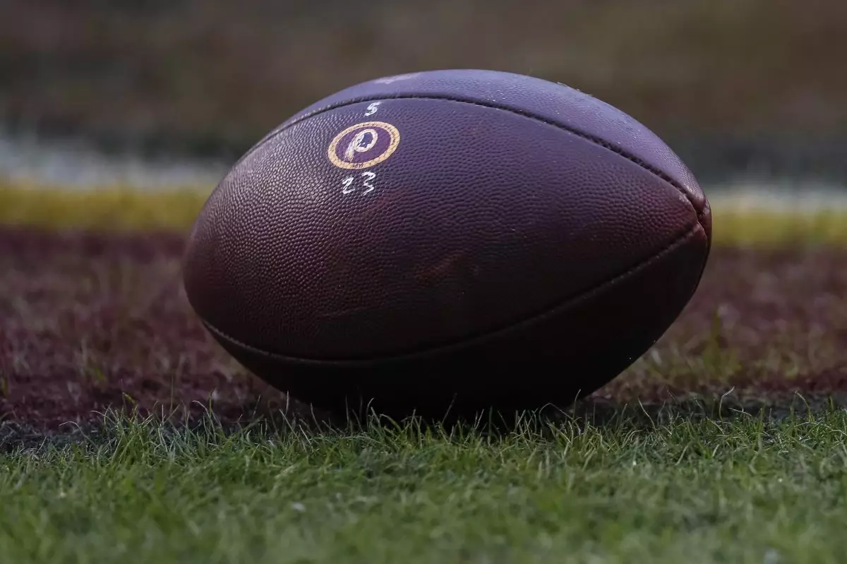 Fútbol con el logotipo de los Redskins