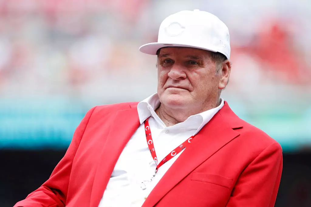 L'antic gran dels Cincinnati Reds, Pete Rose, mira després d'una cerimònia de dedicació de la seva estàtua de bronze a l'exterior del Great American Ball Park abans d'un partit contra els Dodgers de Los Angeles el 17 de juny de 2017 a Cincinnati, Ohio. (Foto de Joe Robbins/Getty Images)