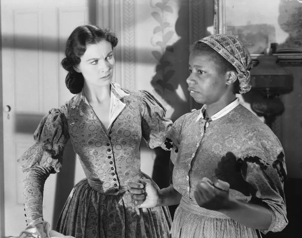 Ilay mpilalao sarimihetsika britanika Vivien Leigh miaraka amin'i Butterfly McQueen amin'ny sehatra iray amin'ny ady an-trano Amerikana 'Gone With the Wind'. (Sary avy amin'ny John Kobal Foundation / Getty Images)