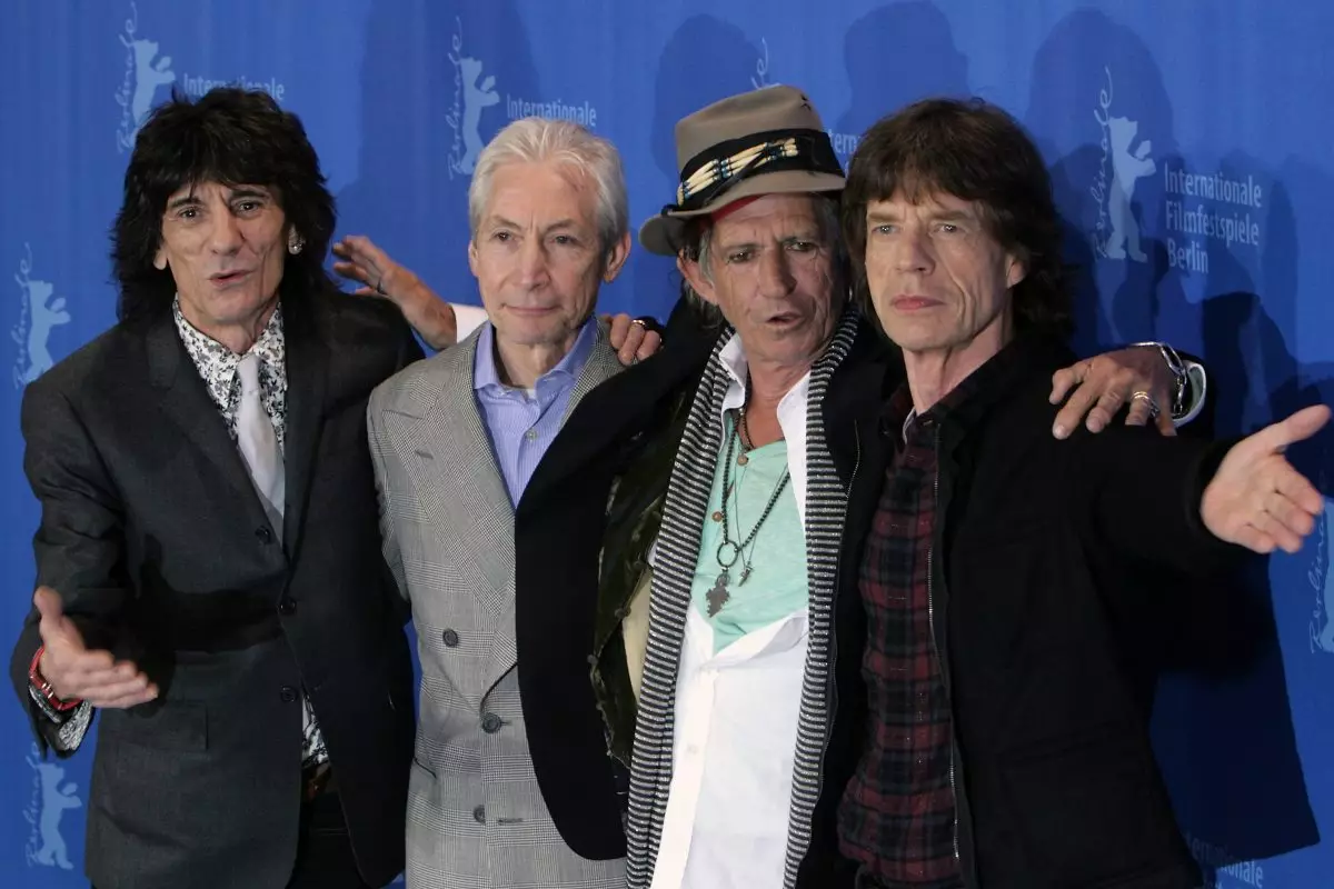 Ronnie Wood, Charlie Watts, Keith Richards en Mick Jagger yn Hannover, Dútslân. By in mear resinte Stones-show die de band earbetoan oan Watts, har lette drummer