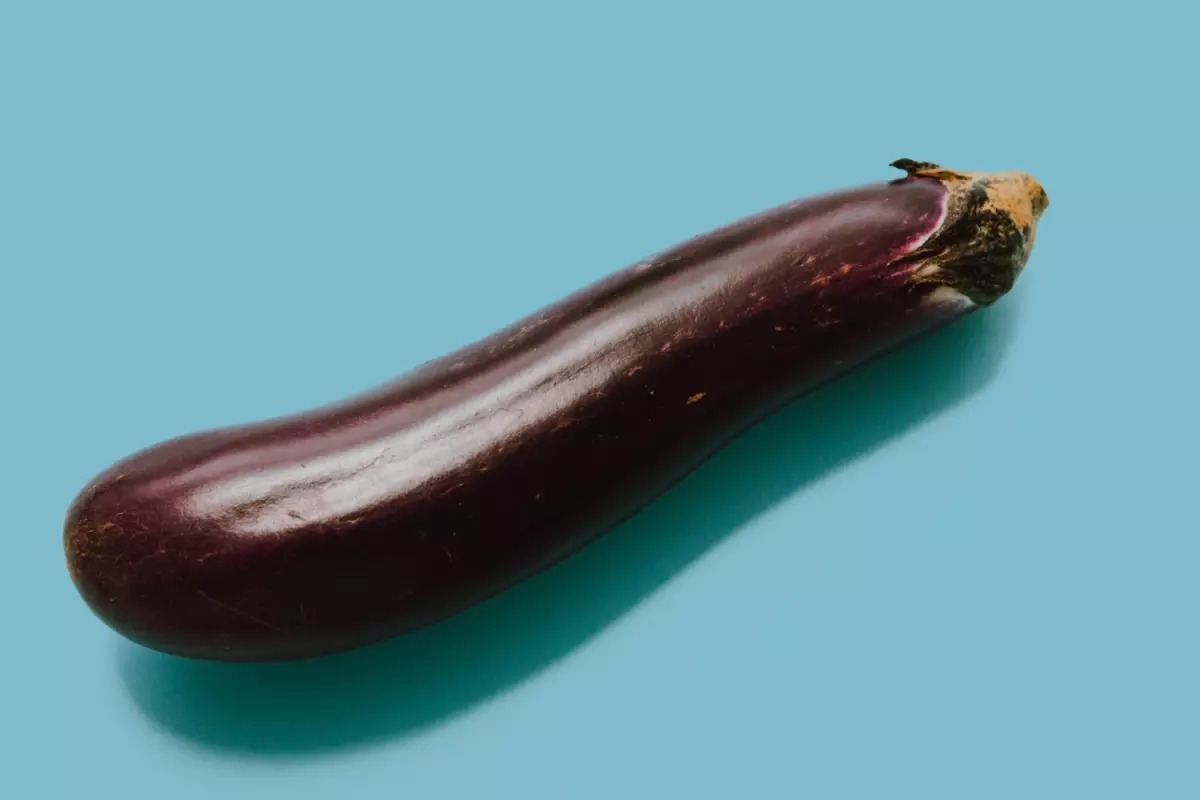 Eggplant na-acha anụnụ anụnụ ndabere