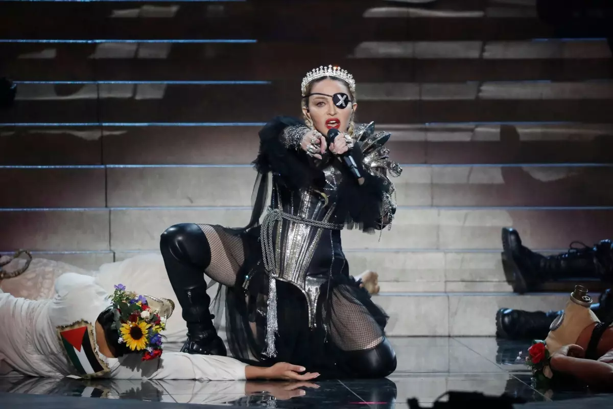 Madonna faia sao i luga o le tulaga ina ua uma le 64th Eurovision Song Contest na faia i Tel Aviv Fairgrounds ia Me 18, 2019 i Tel Aviv, Isaraelu.