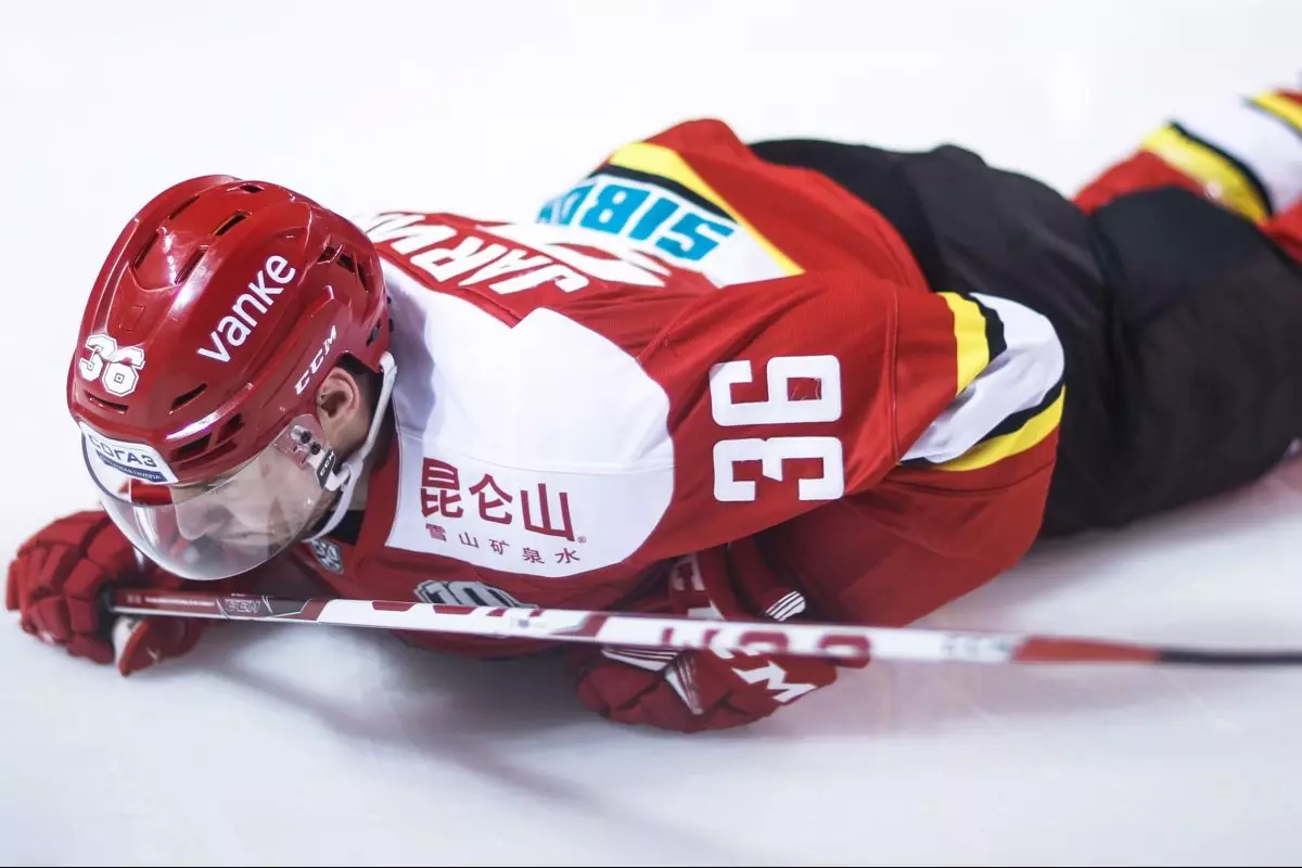 Joonas Jarvinen dari HC Kunlun Red Star jatuh