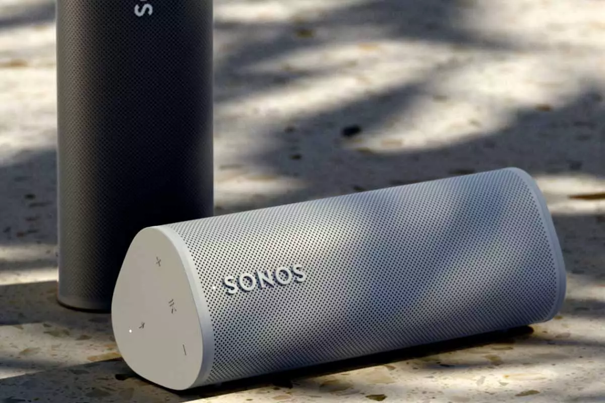 Duas unidades Sonos Roam, posicionadas vertical e horizontalmente