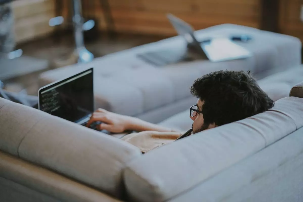 ragazzo stravaccato sul computer