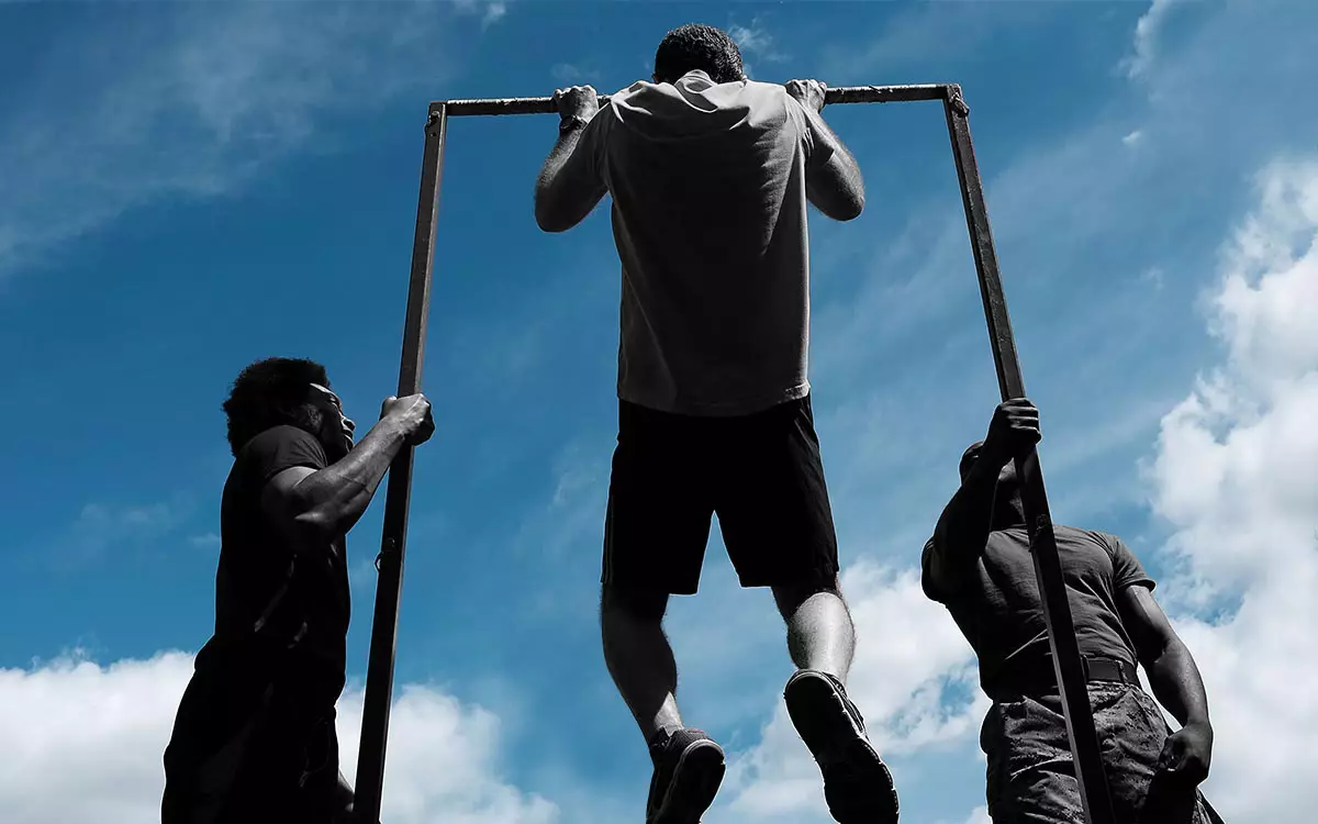 Hingje elke dei in pear minuten oan in pull-up bar sil jo skouders reparearje