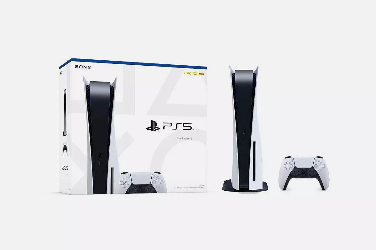 PlayStation 5 de Sony, con mando y caja. La consola estará disponible hoy a las 3:00 p. m. en Walmart; ha sido notoriamente difícil encontrar uno en 2021.