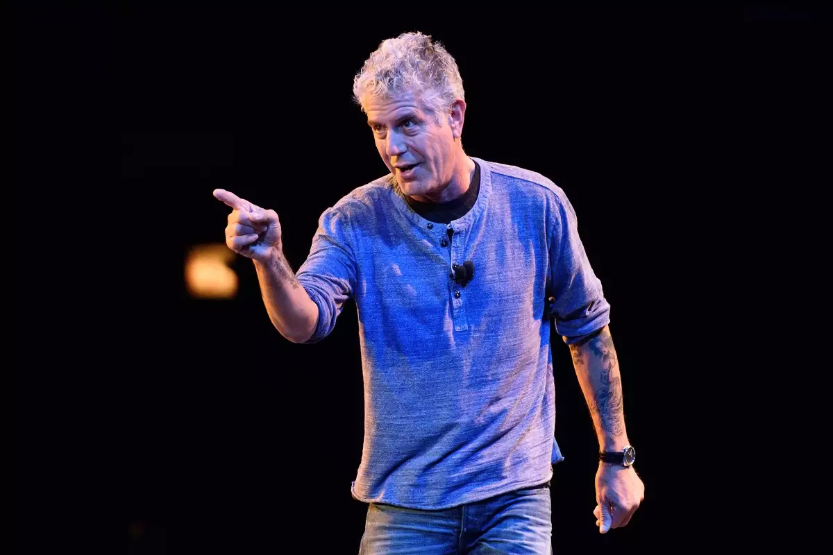 Anthony Bourdain parolas sur scenejo dum la Proksima al la Osto-Turneo ĉe Auditorium Theatre la 30-an de julio 2015 en Ĉikago, Ilinojso