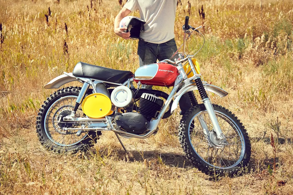 Човек во бела маица и сини фармерки стои зад Husqvarna Viking 360 од 1968 година, кој бил во сопственост на Стив Меквин. Мотоциклот ќе се продава на аукцијата на RM Sotheby's Monterey.