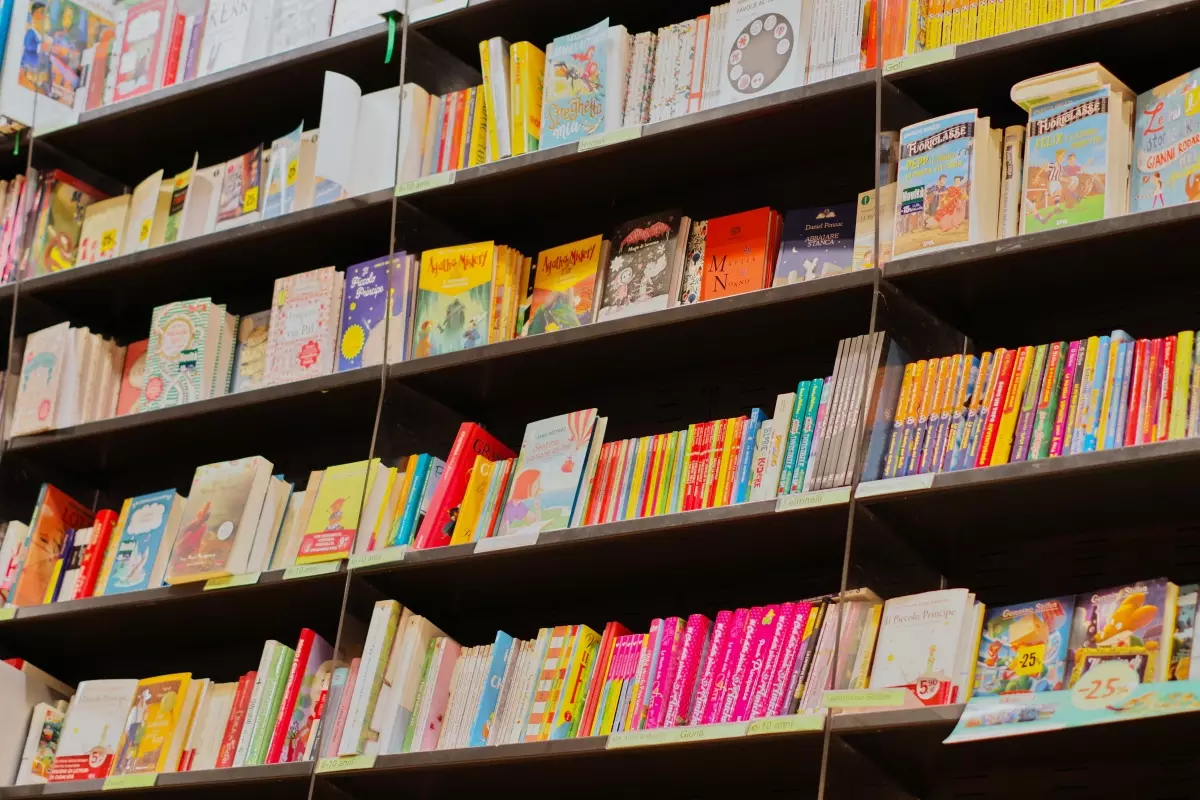 Shelf of buugaagta carruurta