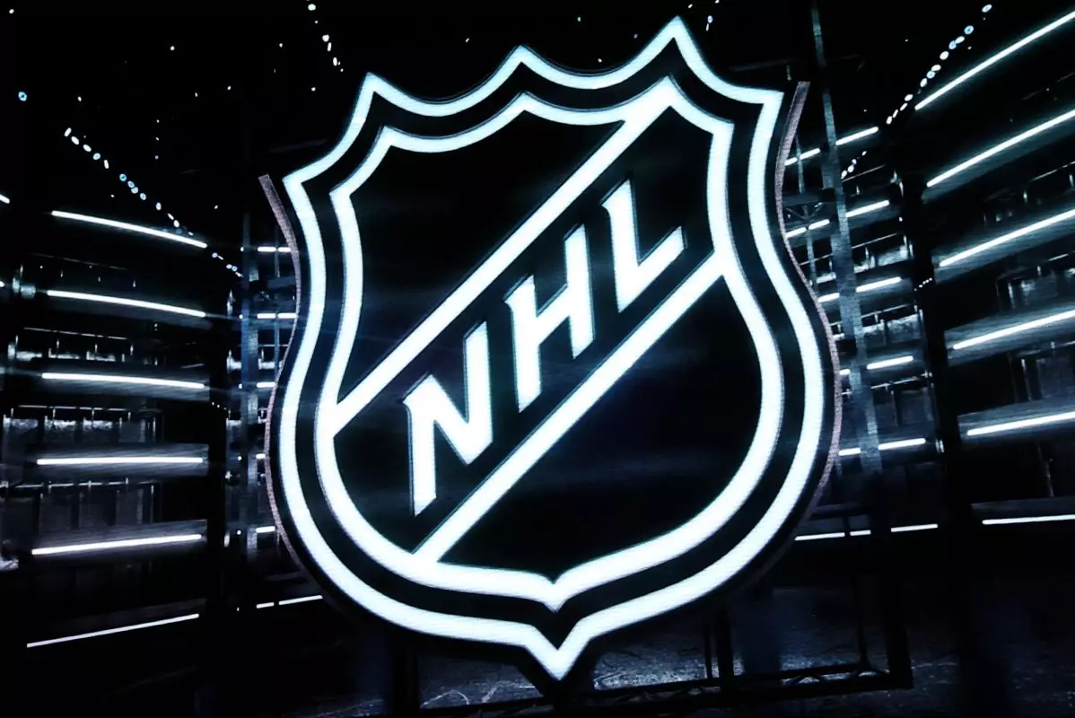 Логото на НХЛ се гледа на табла со резултати.