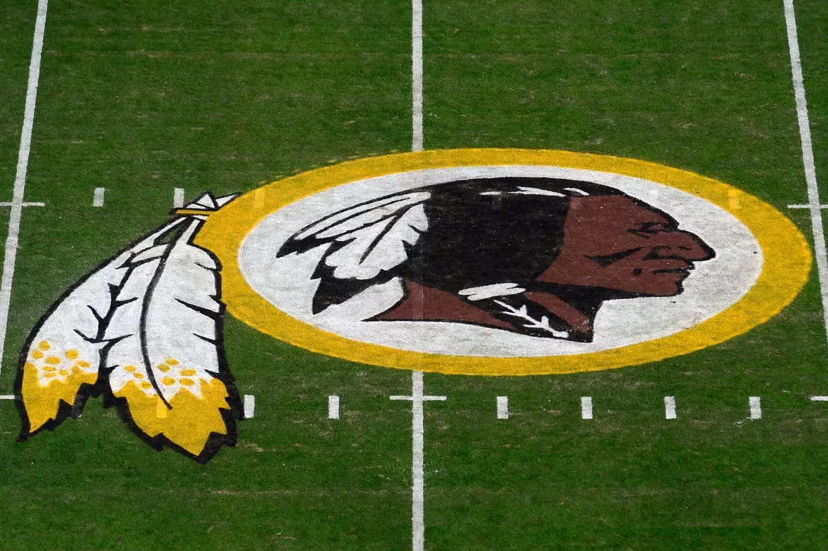 Una vista general del logo de los Washington Redskins. (Patricio McDermott/Getty)