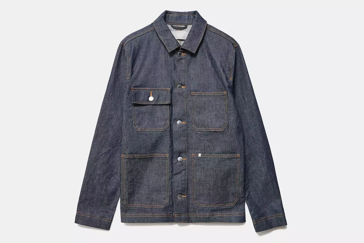 The Denim Chore Jacket ji Everlane li ser paşxaneyek gewr