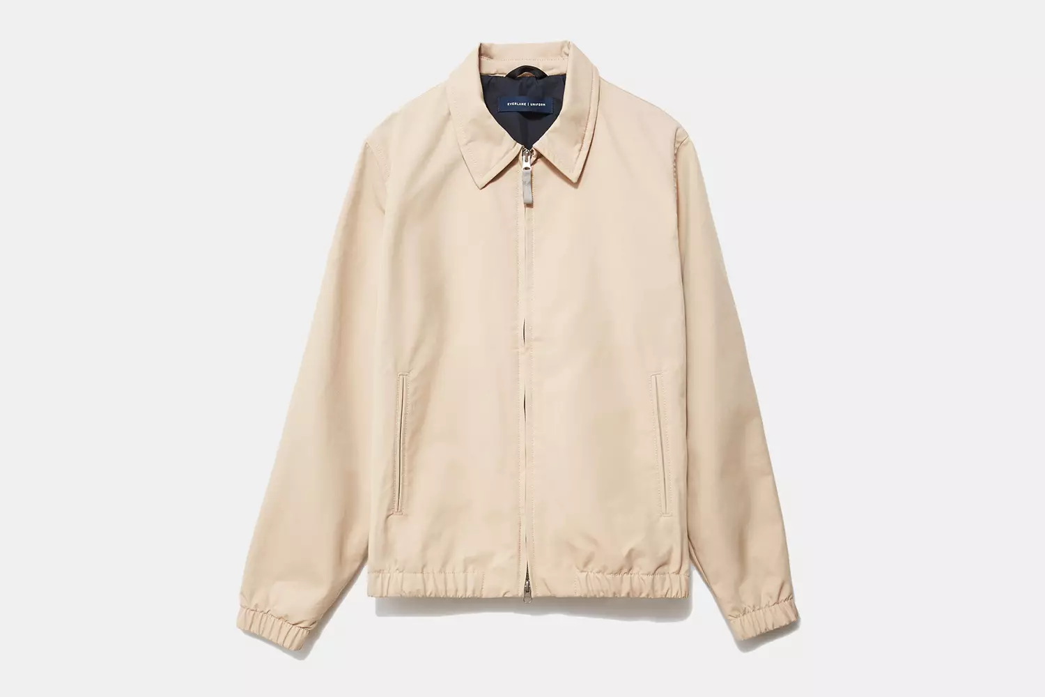 A chaqueta Everyday de Everlane en caqui sobre fondo gris