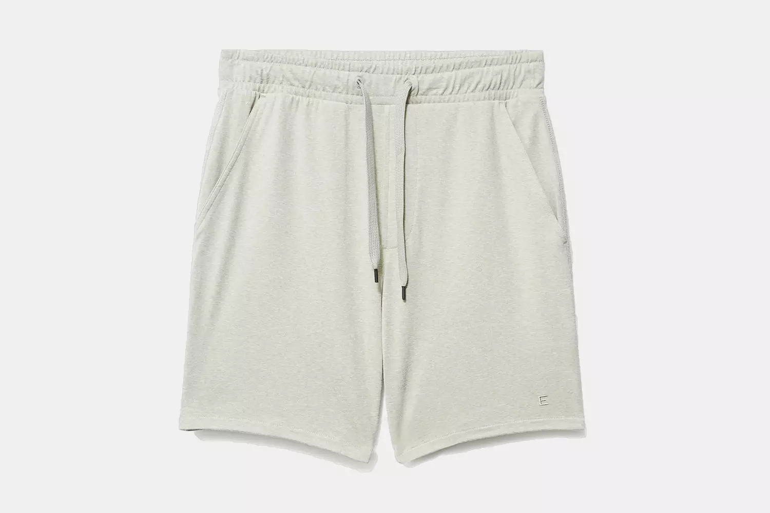 Everlane-ის მამაკაცის ReNew Air Shorts ღია მწვანე ფერის ნაცრისფერ ფონზე