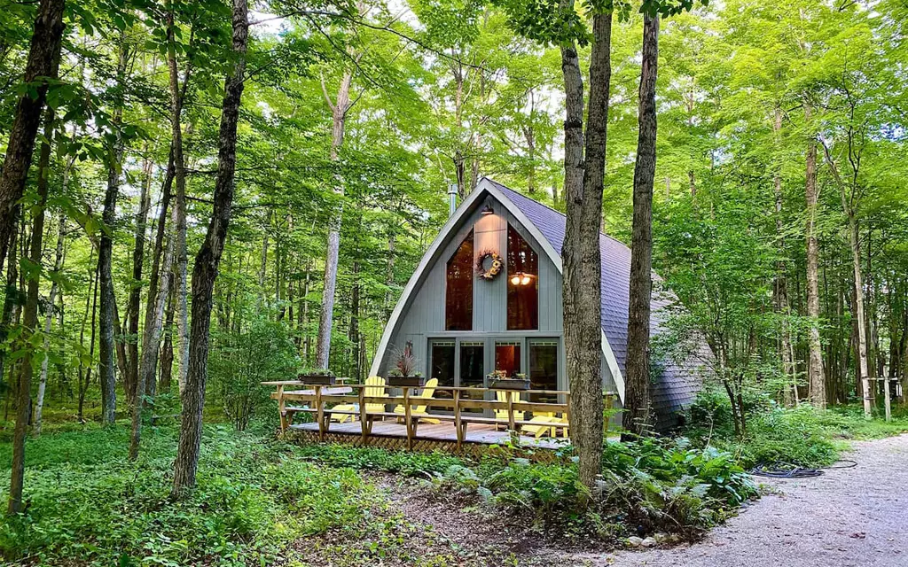 Мичиган көлүндөгү обочолонгон A-Frame Airbnb