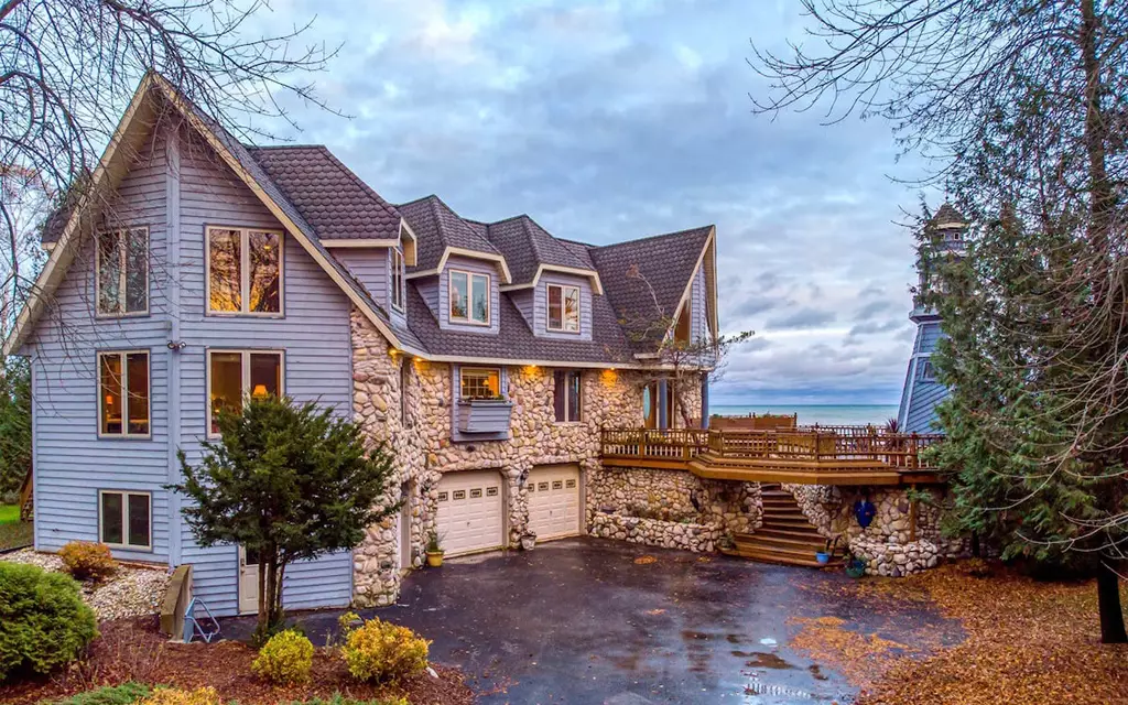 Luxe Lighthouse Manor Airbnb aan Lake Michigan