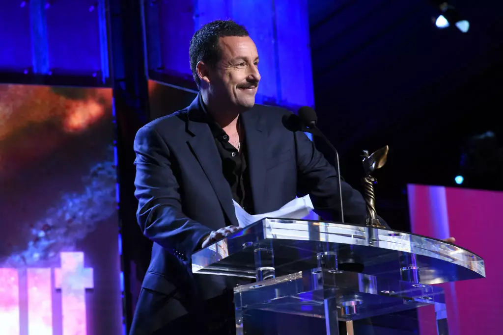 Adam Sandler prihvaća nagradu za najbolju mušku glavnu ulogu za 'Uncut Gems' na pozornici tijekom dodjele Film Independent Spirit Awards 2020. 8. veljače 2020. u Santa Monici, Kalifornija. (Fotografija Michaela Kovača/Getty Images)