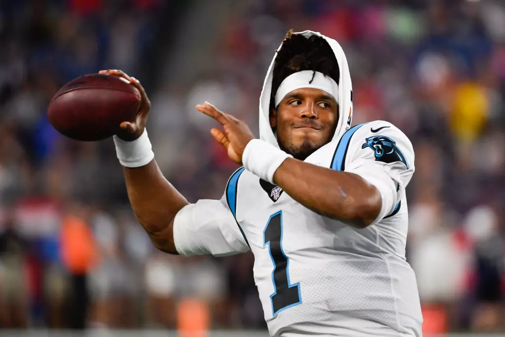 Panthers QB Cam Newton, 한손 어획량으로 기네스 기록 수립