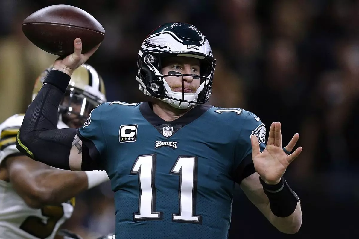 Carson Wentz ĵetas la pilkon dum ludo kontraŭ la Nov-Orleano-Sanktuloj.