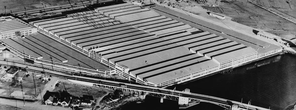 बोइंग एयरक्राफ्ट कंपनी का हवाई दृश्य, सिएटल, वाशिंगटन में संयंत्र 18 जून, 1941, इस 42 एकड़ के विकास का नौ-दसवां हिस्सा मई 1941 को समाप्त वर्ष के दौरान जोड़ा गया था। चरम बाईं ओर चार मंजिला इमारत आवास का हिस्सा देखा जा सकता है इंजीनियरिंग और उत्पादन विभाग। (एपी फोटो)