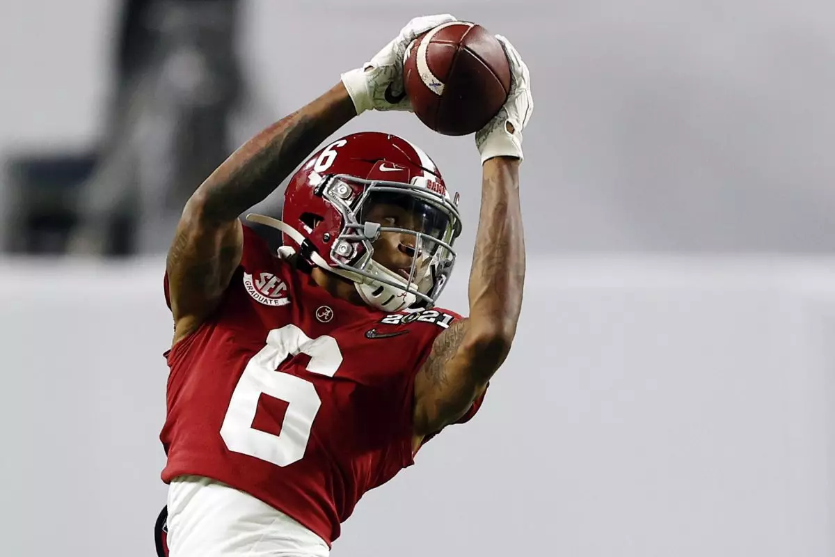 Heisman Winner DeVonta Smith sa Draft Prep, NFL Idols at Kanyang "Madden" Rating Expectations