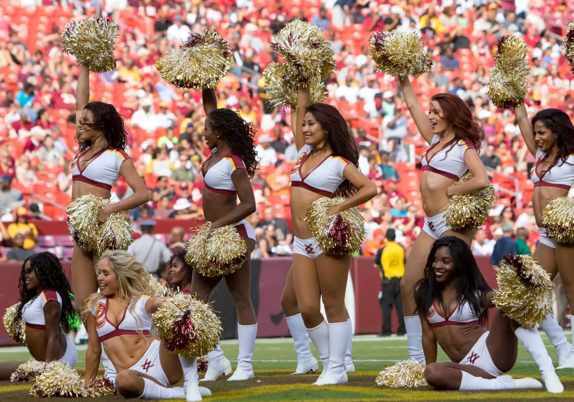 Cheerleaderki Washington Redskins podczas przerwy w meczu przedsezonowym NFL pomiędzy Cincinnati Bengals a Washington Redskins 27 sierpnia 2017 r. w FedEx Field w Landover, MD. (Zdjęcie: Lee Coleman/Icon Sportswire za pośrednictwem Getty Images)