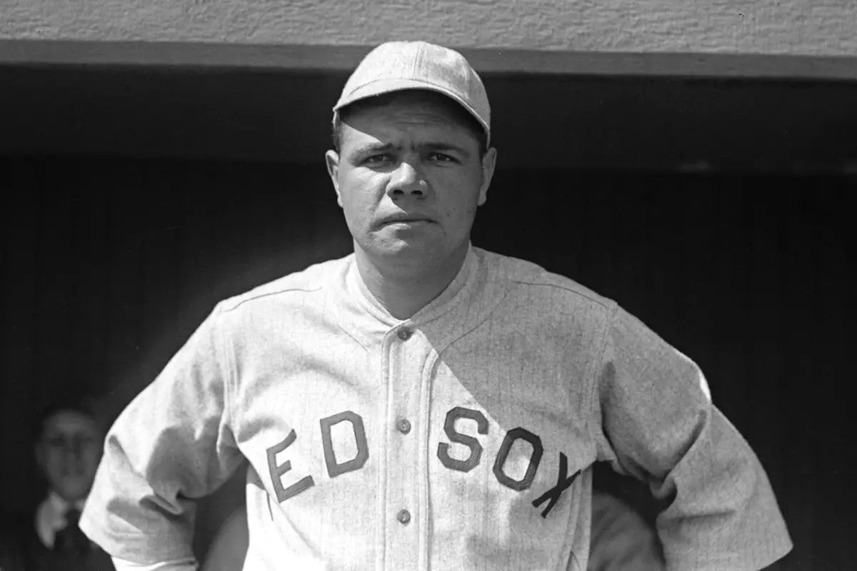 Babe Ruth pamunda atavala yunifolomu yake ya Red Sox mu 1919 ku New York. Library of Congress/Getty)