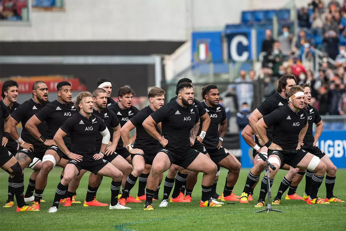 Ny ekipa rugby All Blacks ao Nouvelle Zélande manao dihy haka Māori alohan'ny lalao