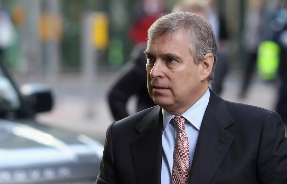 ປື້ມໃຫມ່ໄດ້ແຕ້ມ Prince Andrew, ຜູ້ຖືກກ່າວຫາທາງເພດສໍາພັນ, ເປັນ "ຄົນທີ່ສົມບູນແບບ" ແລະ "ຄົນຮັກທີ່ກ້າຫານ"