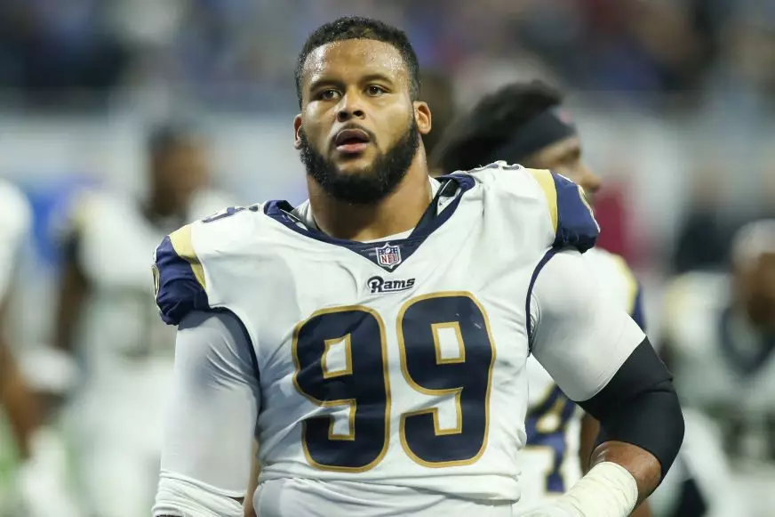 ខ្សែការពារ LA Ram ប៉ះ Aaron Donald ។ (Scott W. Grau/Icon Sportswire តាមរយៈ Getty)