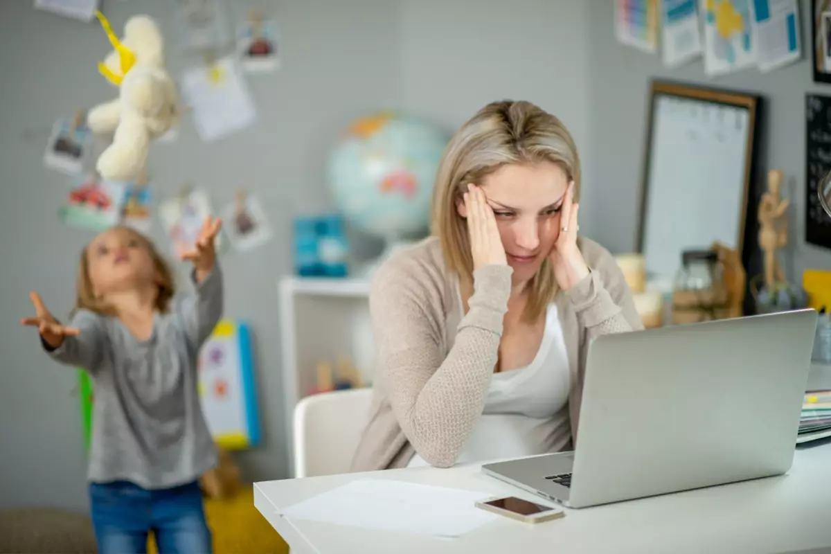 mutter homeschooling während der pandemie