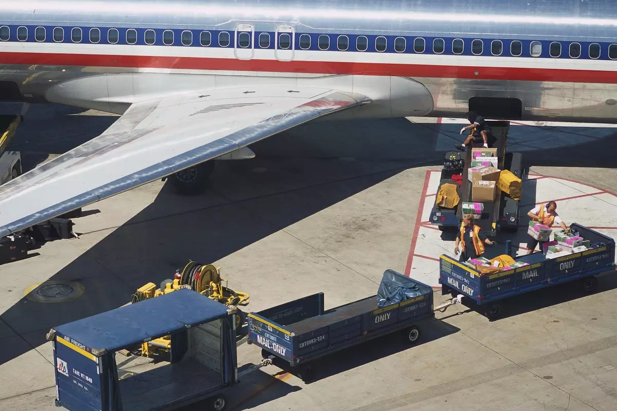 Die Gepäckabfertiger von American Airlines transportieren die Güter der Passagiere am Dallas-Fort Worth International Airport