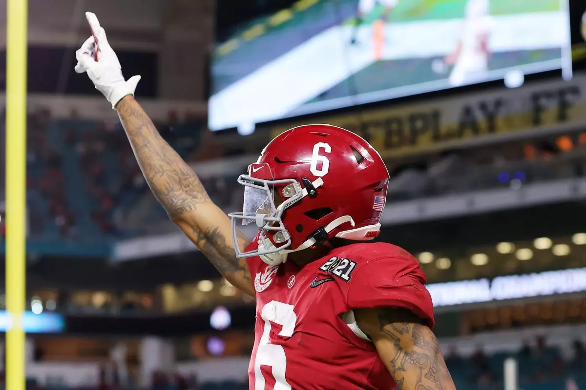 DeVonta Smith z Alabama Crimson Tide świętuje przyłożenie na meczu College Football Playoff National Championship.