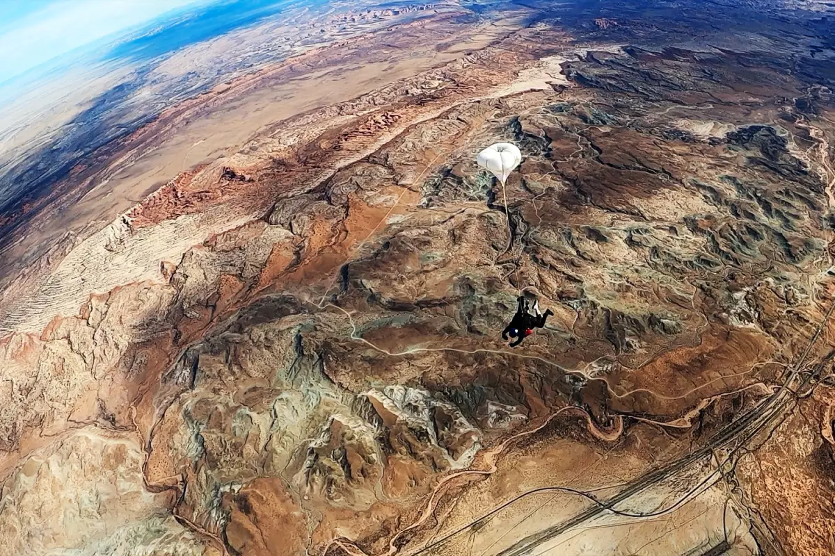 Ladang Pengembaraan Utah Ini Secara literal Menawarkan Pintu Masuk Skydive