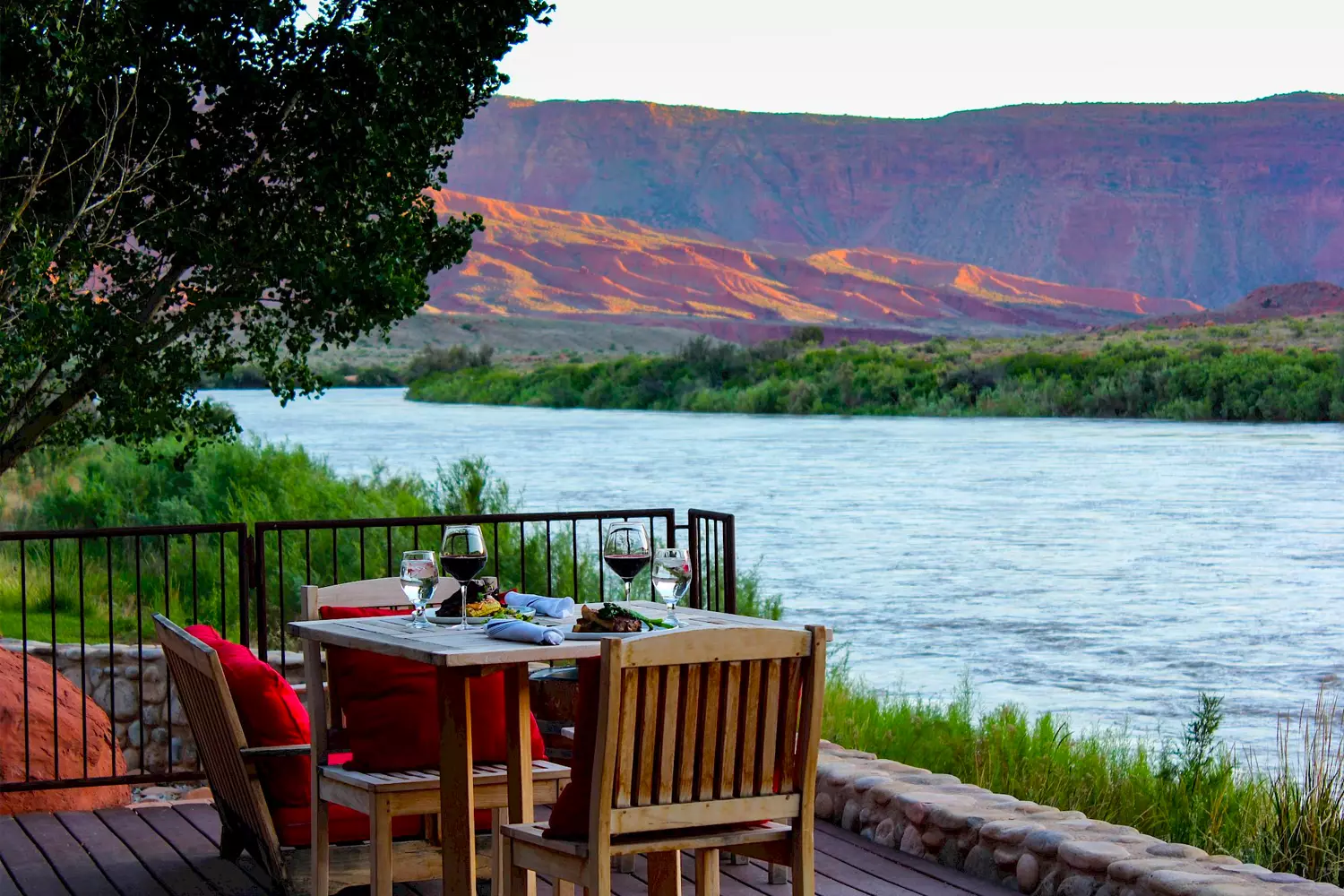 Manje sou bank Colorado River nan River Grill