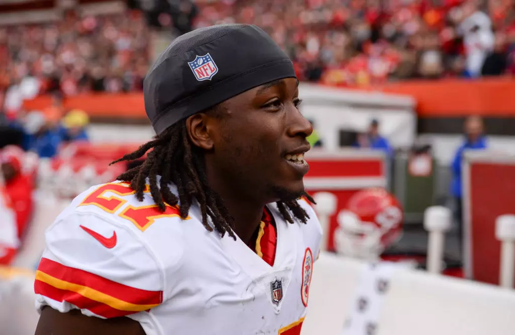 CLEVELAND, OH - NOVEMBA 4, 2018: Kukimbia nyuma Kareem Hunt #27 wa Kansas City Chiefs nje ya uwanja kabla ya mchezo dhidi ya Cleveland Browns mnamo Novemba 4, 2018 kwenye Uwanja wa FirstEnergy huko Cleveland, Ohio. Kansas City ilishinda 37-21. (Picha na: 2018 Nick Cammett/Diamond Images/Getty Images)