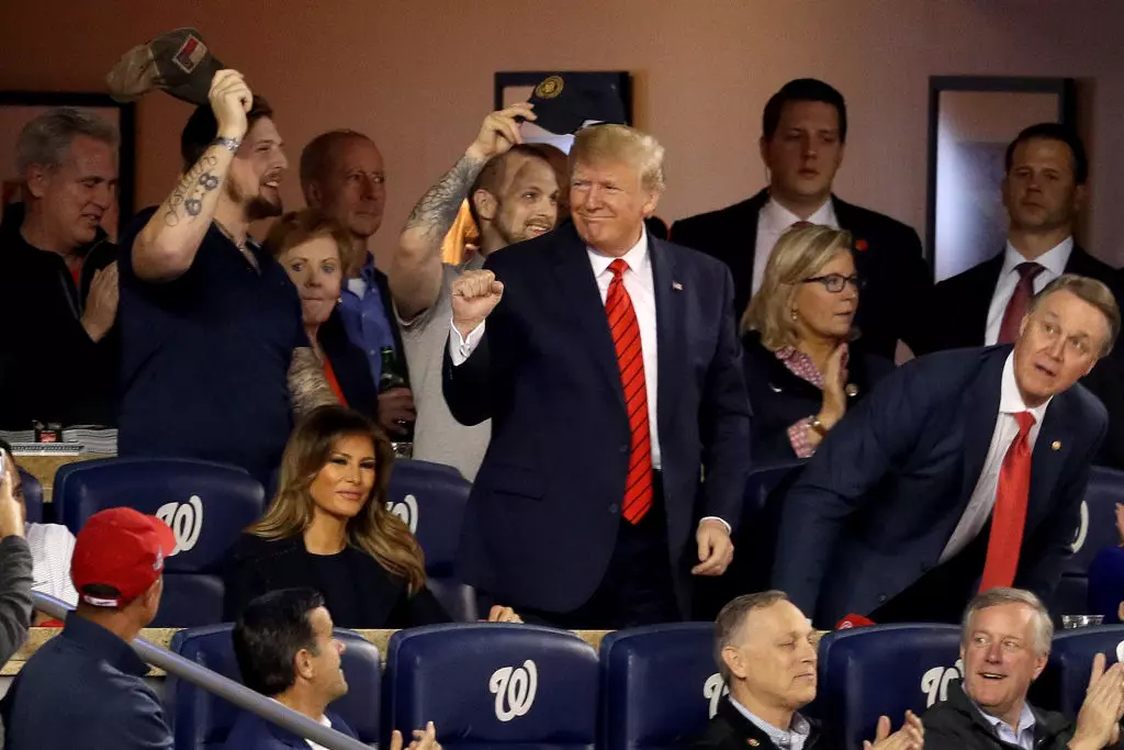 O presidente Donald Trump participa do jogo cinco da World Series de 2019 entre o Houston Astros e o Washington Nationals no Nationals Park em 27 de outubro de 2019 em Washington, DC. (Foto de Will Newton/Getty Images)