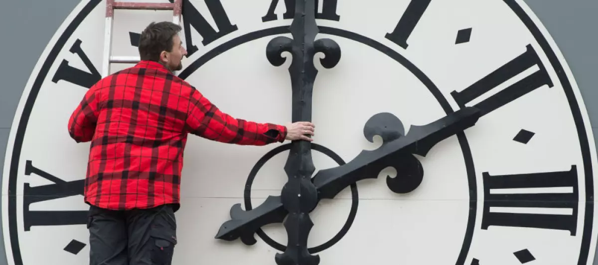 Сликата направена на 23 март 2018 година покажува техничар кој работи на часовникот на црквата Лукаскирхе во Дрезден, источна Германија. (СЕБАСТИАН КАНЕРТ/AFP/Getty Images)